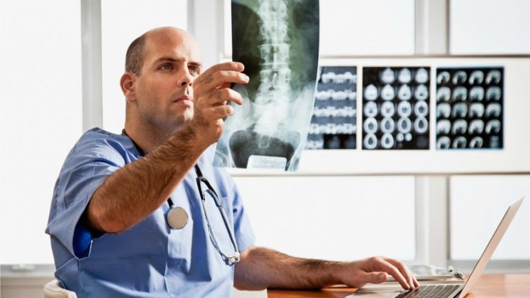 Collo rigido | La guida per tornare a muovere bene il collo senza farmaci